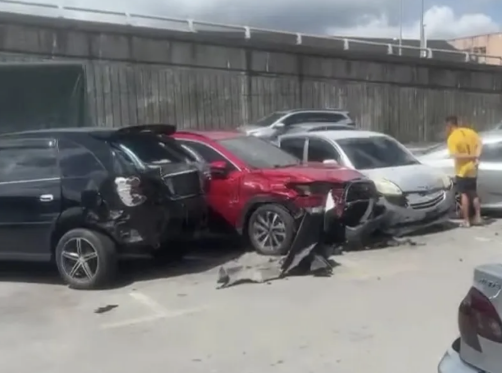 Pemandu Kereta Mewah Cetus Kekecohan, Rempuh 7 Kenderaan Di Jalan Penrissen